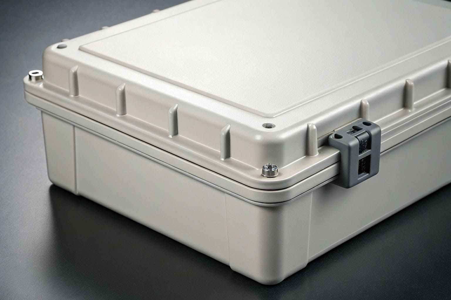 How to Choose a Combiner Box That Prioritizes Worker Safety?-SOWER